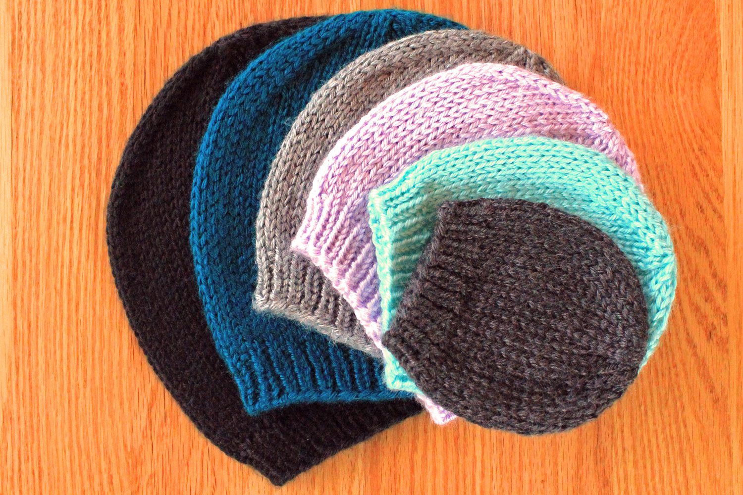 Simple Beanie Hat Knitting Pattern PurlsAndPixels